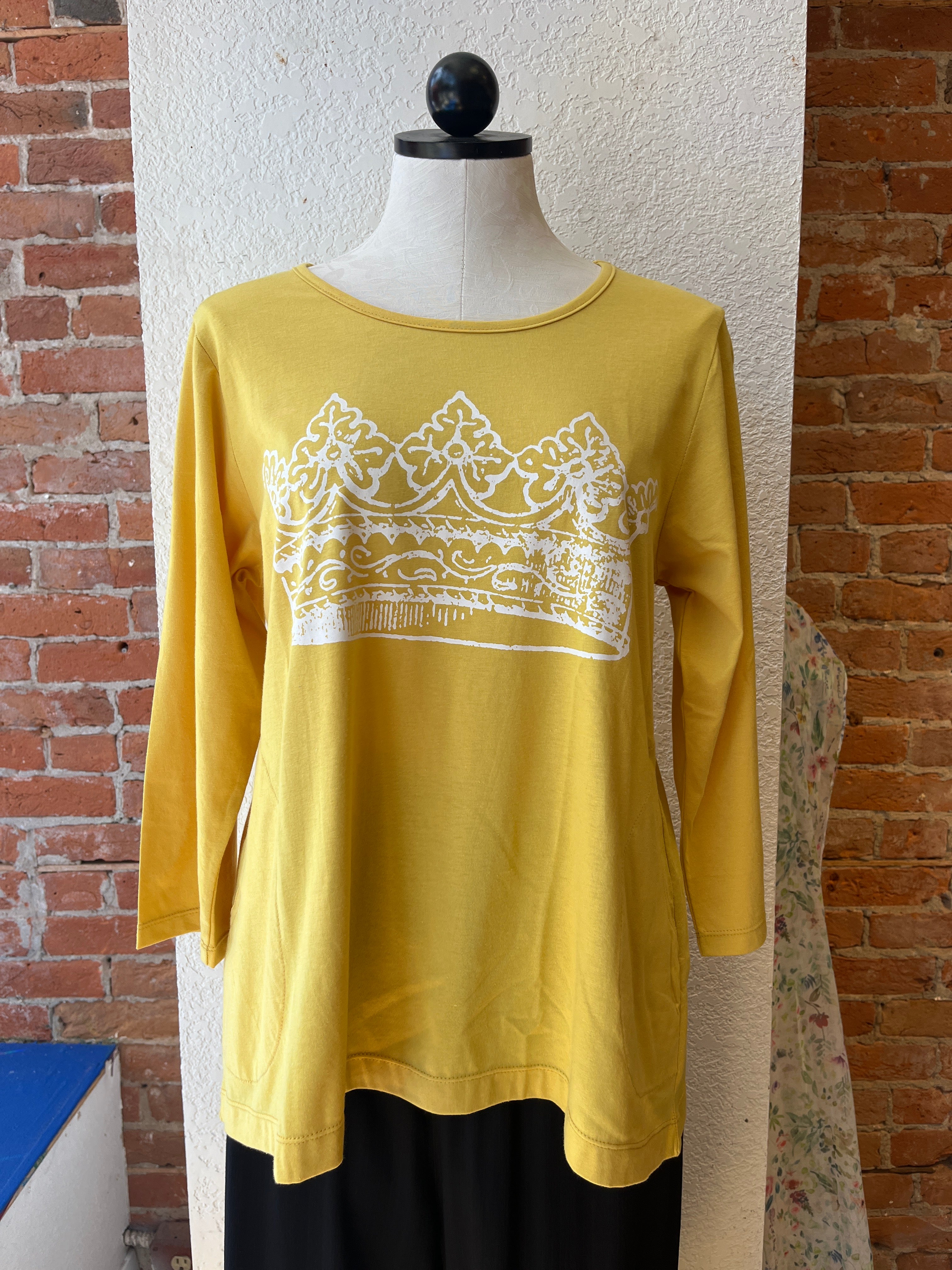 Flutter Ricky t-shirt, crown image SALE Sizes S, XL – Belle Starr